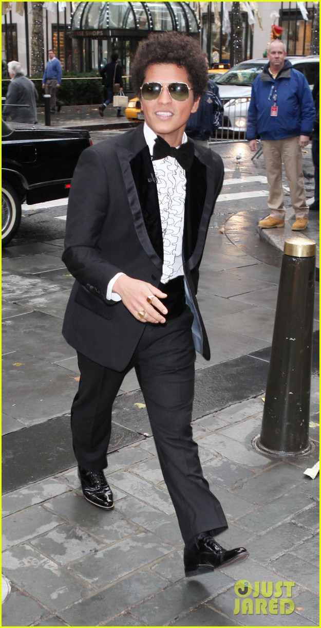 Bruno Mars: 'Locked Out Of Heaven' on the 'Today Show'!: Photo 2773771 ...