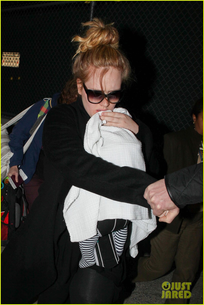 Adele & Baby Land in Los Angeles for Golden Globes: Photo 2788781 ...