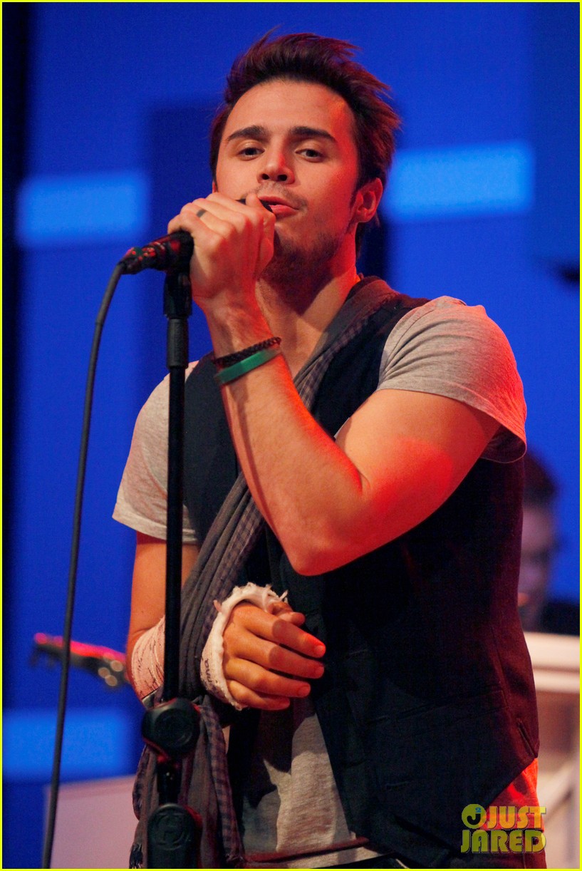 Kris Allen Performs with Broken Wrist After Car Accident: Photo 2789876 ...