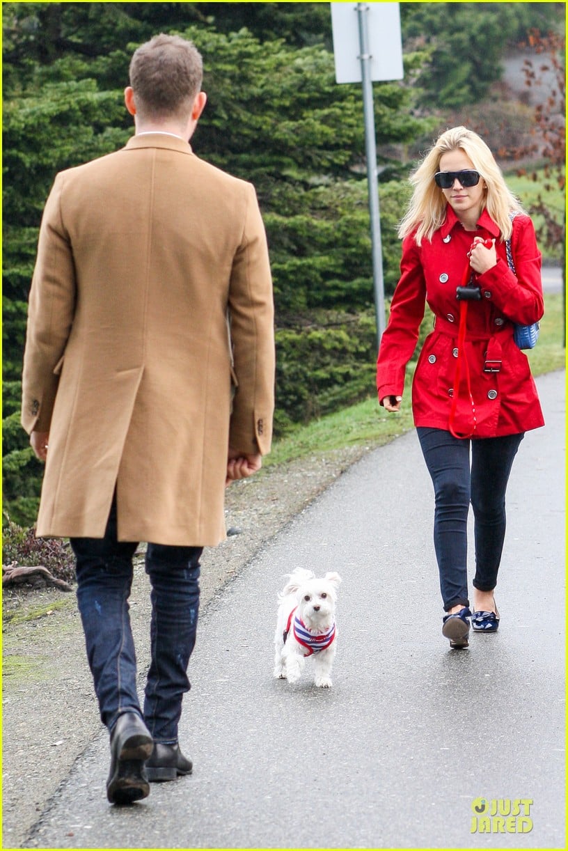 Michael Buble & Luisana Lopilato: YVR Airport Departure with Pet Pooch ...