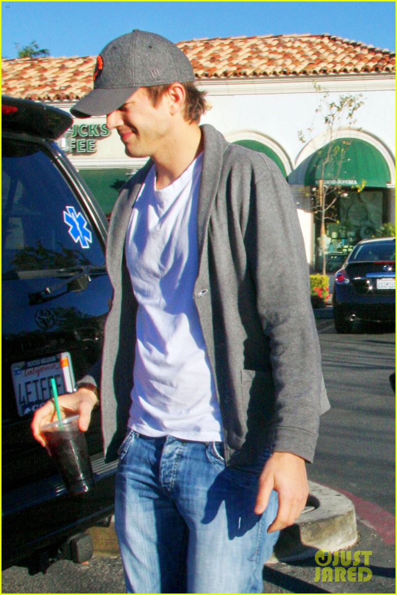 Ashton Kutcher & Mila Kunis: Starbucks Stop!: Photo 2796001 | Ashton ...