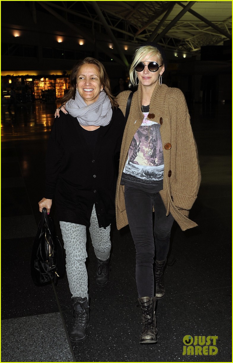 Ashlee Simpson: JFK Hugs for Mom Tina!: Photo 2784212 | Ashlee Simpson ...