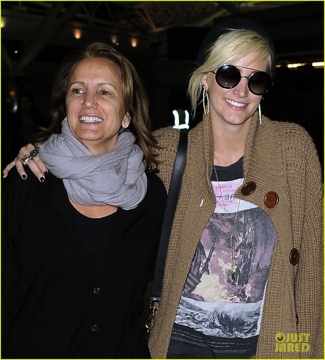 Ashlee Simpson: JFK Hugs for Mom Tina!: Photo 2784213 | Ashlee Simpson ...