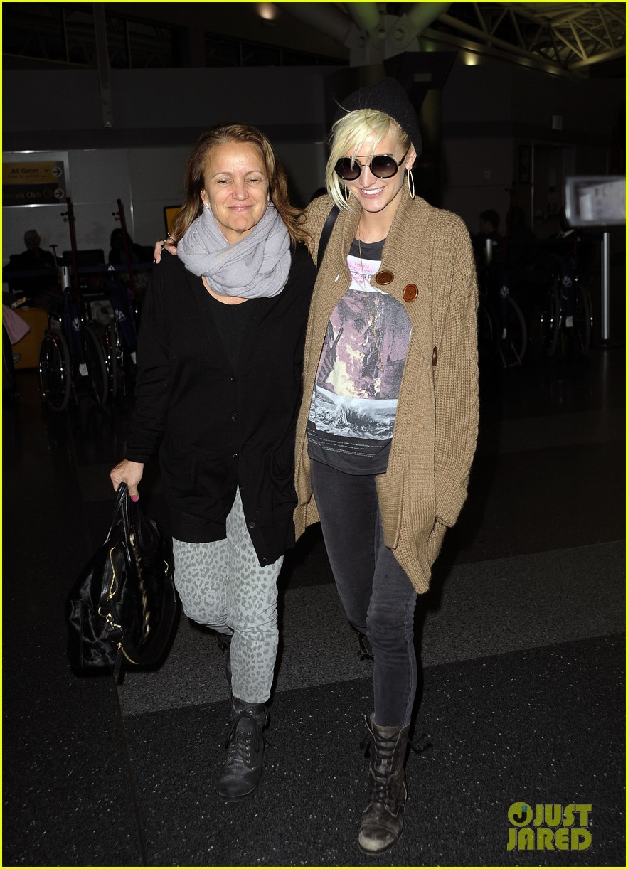 Ashlee Simpson: JFK Hugs for Mom Tina!: Photo 2784223 | Ashlee Simpson ...