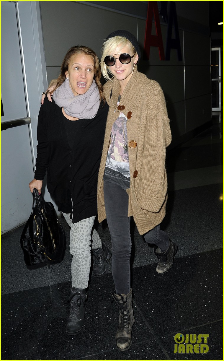 Ashlee Simpson: JFK Hugs for Mom Tina!: Photo 2784225 | Ashlee Simpson ...
