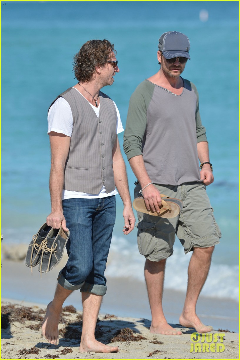 Gerard Butler: Miami Beach Stroll with Friends!: Photo 2804616 | Gerard ...