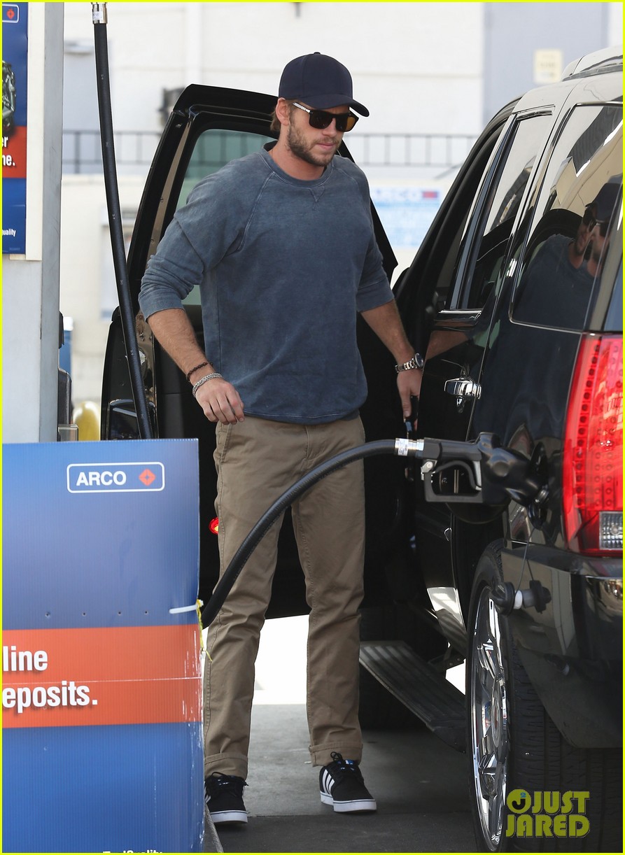 Liam Hemsworth: Lunch & Gas Station Stop!: Photo 2815213 | Liam ...