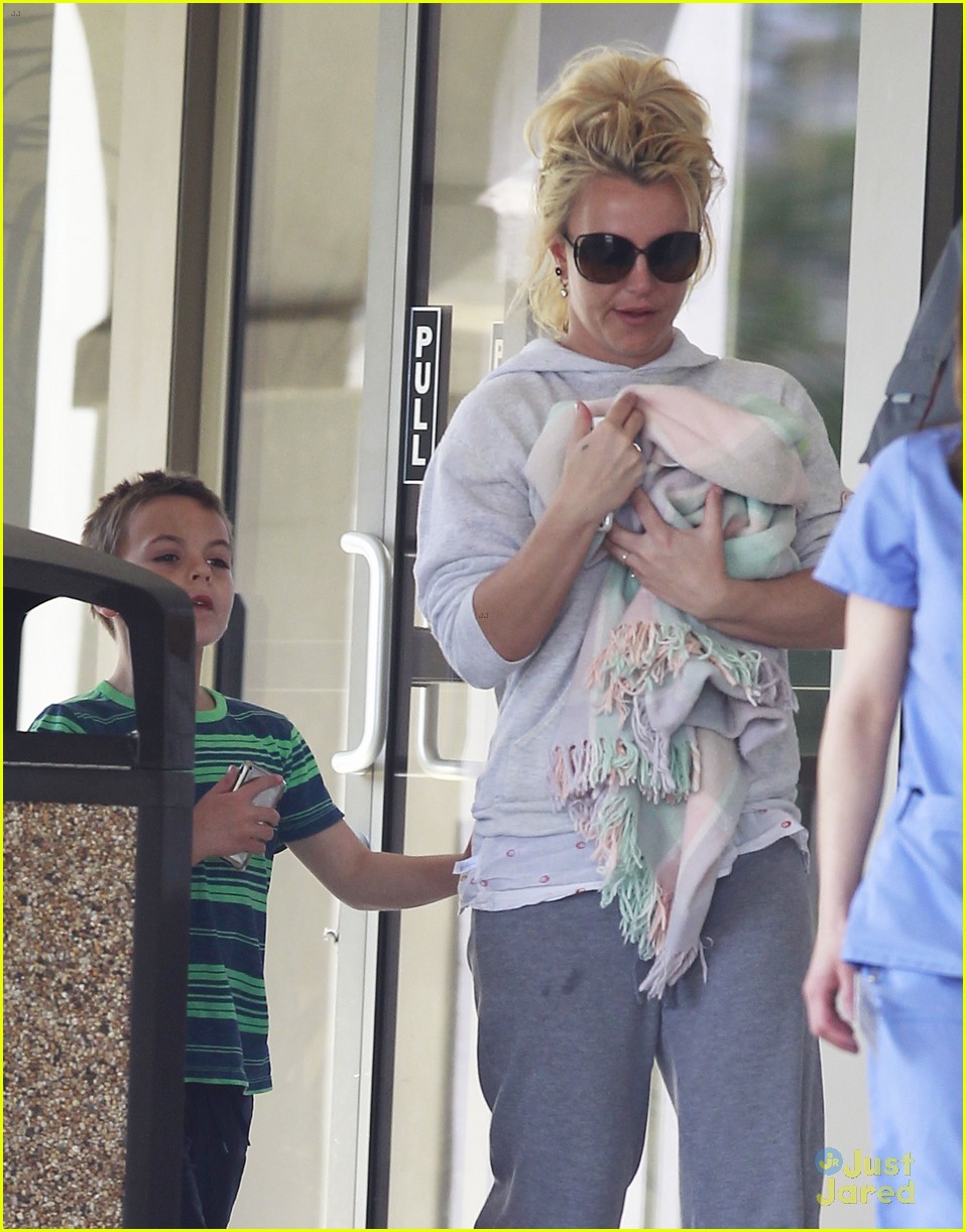Britney Spears: Animal Hospital with New Pup & the Boys: Photo 2814727 ...