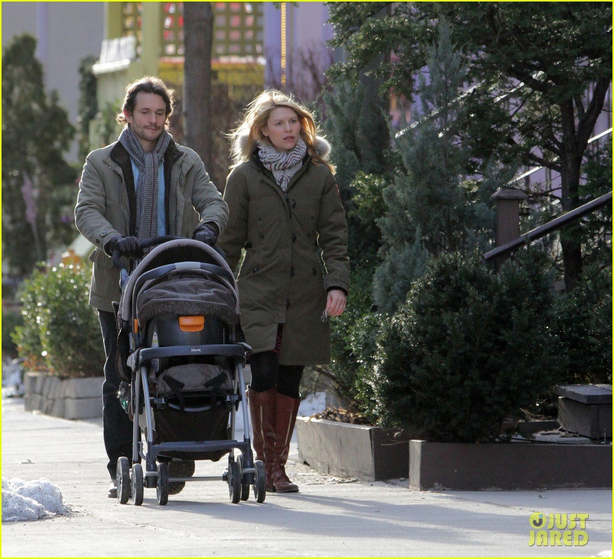 Claire Danes & Hugh Dancy: Family Day with Baby Cyrus: Photo 2828276 ...