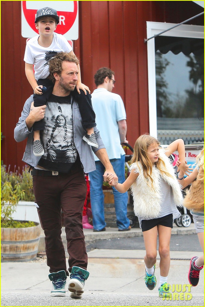 Chris Martin: Brentwood Country Mart with Apple & Moses!: Photo 2840728 ...