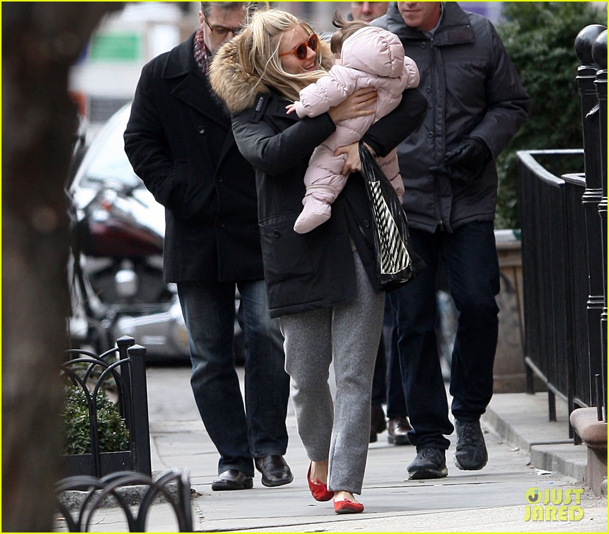 Sienna Miller & Tom Sturridge: Family Day with Marlowe!: Photo 2832467 ...