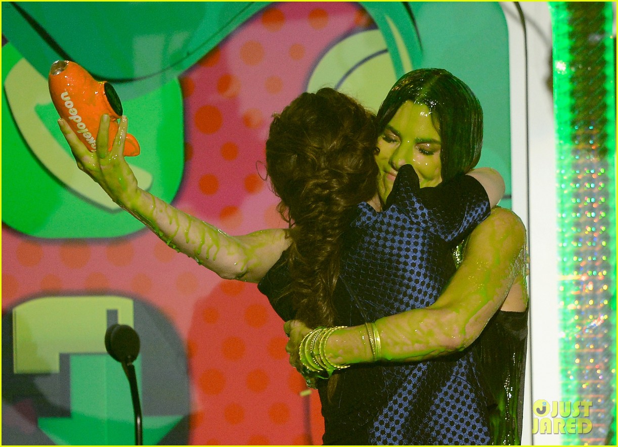 Kristen Stewart: Slime Victim at Kids' Choice Awards 2013!: Photo ...