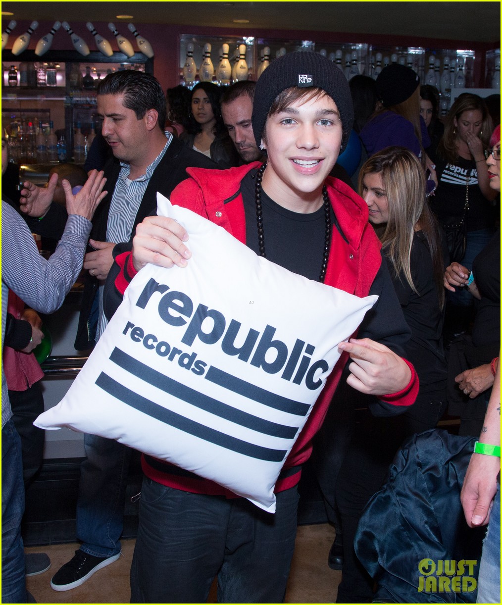 Pete Wentz & will.i.am: Stars & Strikes Charity Event!: Photo 2826962 ...