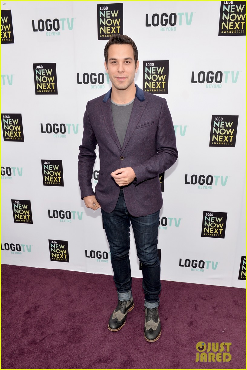 Chelsea Handler & Skylar Astin: NewNowNext Awards 2013!: Photo 2849446 ...