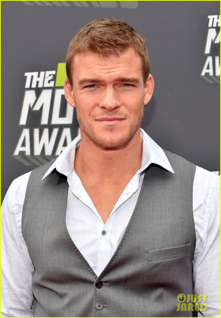Liam Hemsworth - MTV Movie Awards 2013: Photo 2850219 | Alan Ritchson ...