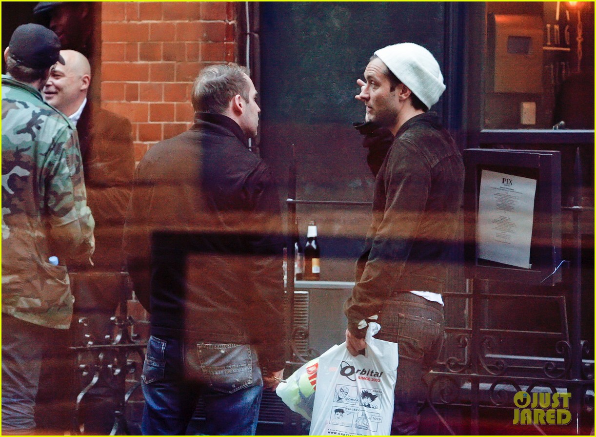 Jude Law: Darren Coffield Exhibit with Pals!: Photo 2847957 | Jude Law ...