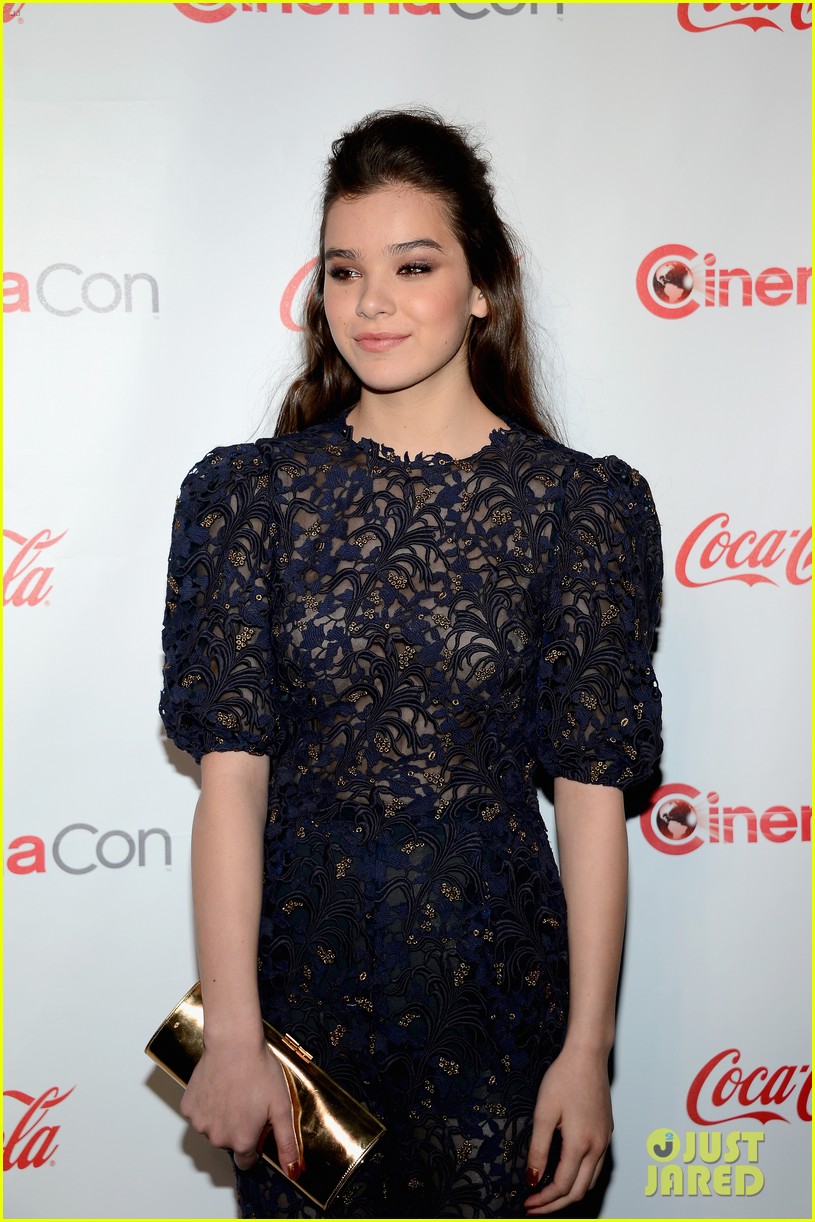 Hailee Steinfeld & Isla Fisher: CinemaCon Cuties!: Photo 2853213 | Asa ...