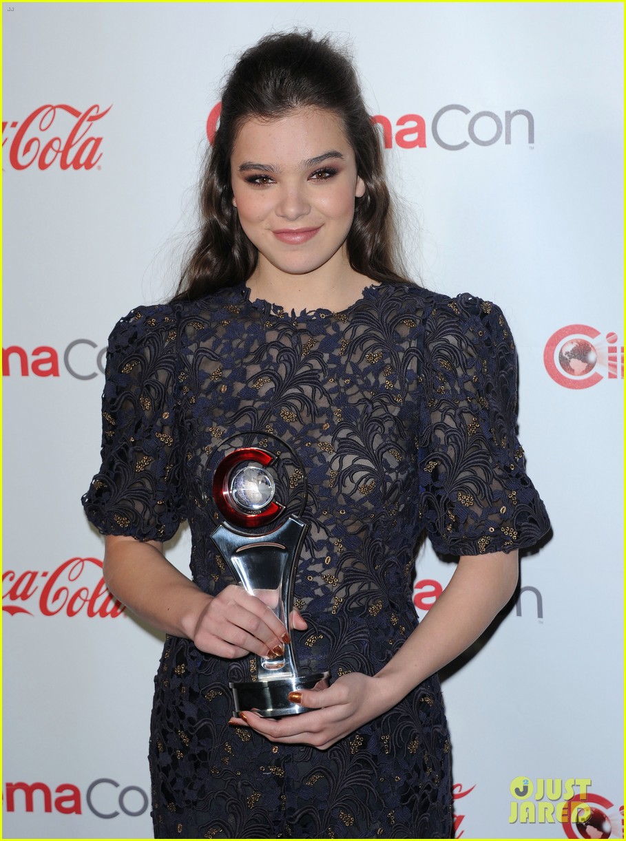 Hailee Steinfeld & Isla Fisher: CinemaCon Cuties!: Photo 2853223 | Asa ...