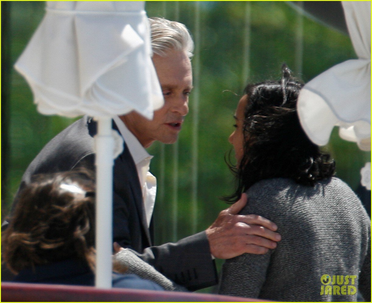 Matt Damon: Family Lunch with Michael Douglas: Photo 2873734 ...