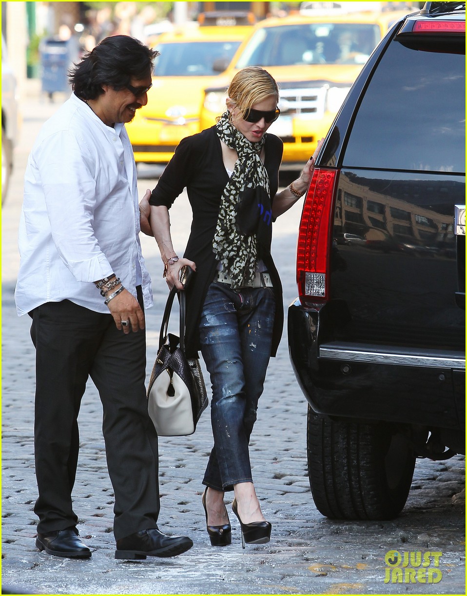 Madonna's Driver Helps Her Walk on Cobblestone Street!: Photo 2881339 ...