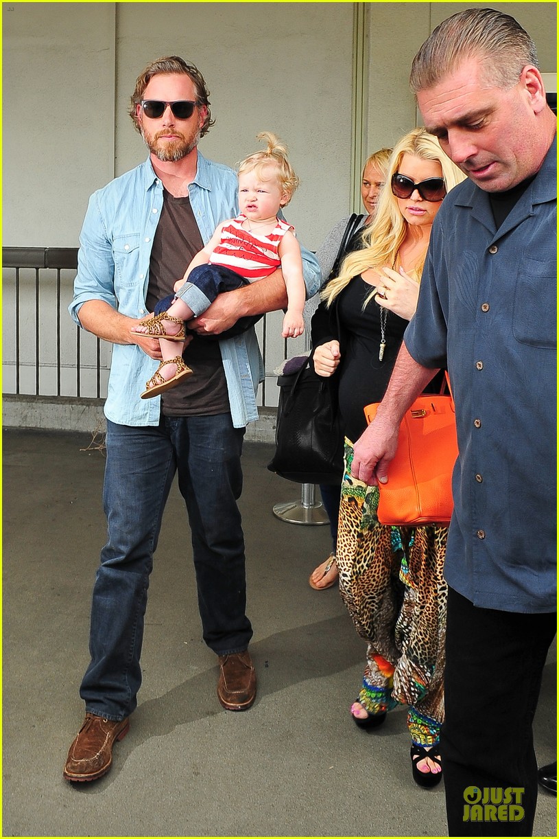 Jessica Simpson: Baby Bumpin' LAX Return!: Photo 2864480 | Celebrity ...