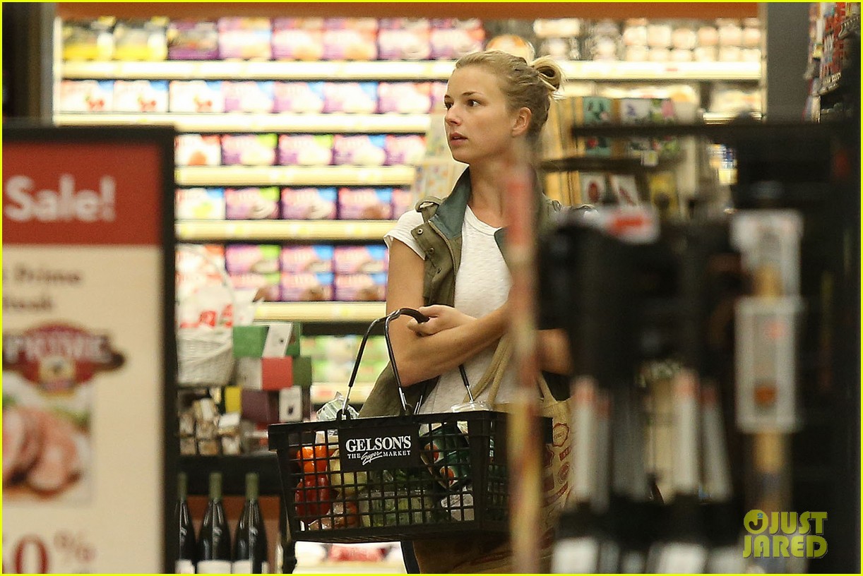 Emily VanCamp: Back from Philippines Beach Vacation!: Photo 2880616 ...