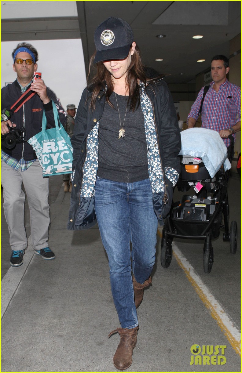 Reese Witherspoon: Atlanta Police Hat at LAX Airport!: Photo 2863842 ...