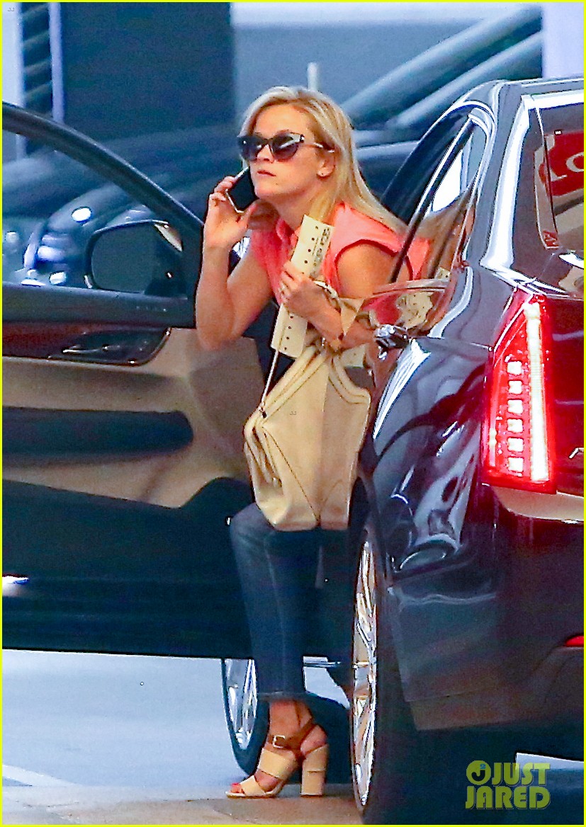 Reese Witherspoon Joins Joaquin Phoenix in 'Inherent Vice': Photo ...