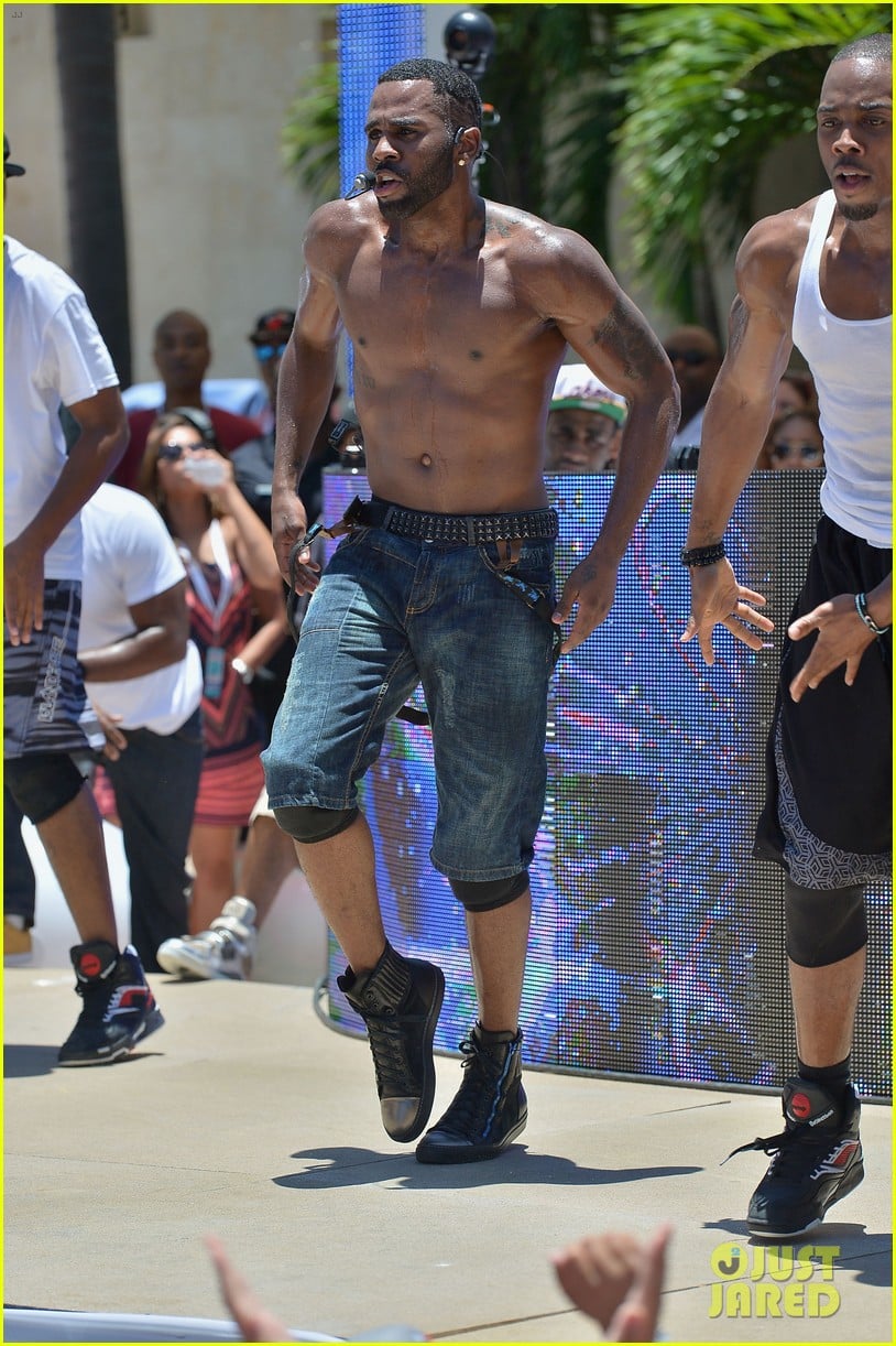 Photo: robbie amell shirtless jason derulo iheartradio pool party 14 ...