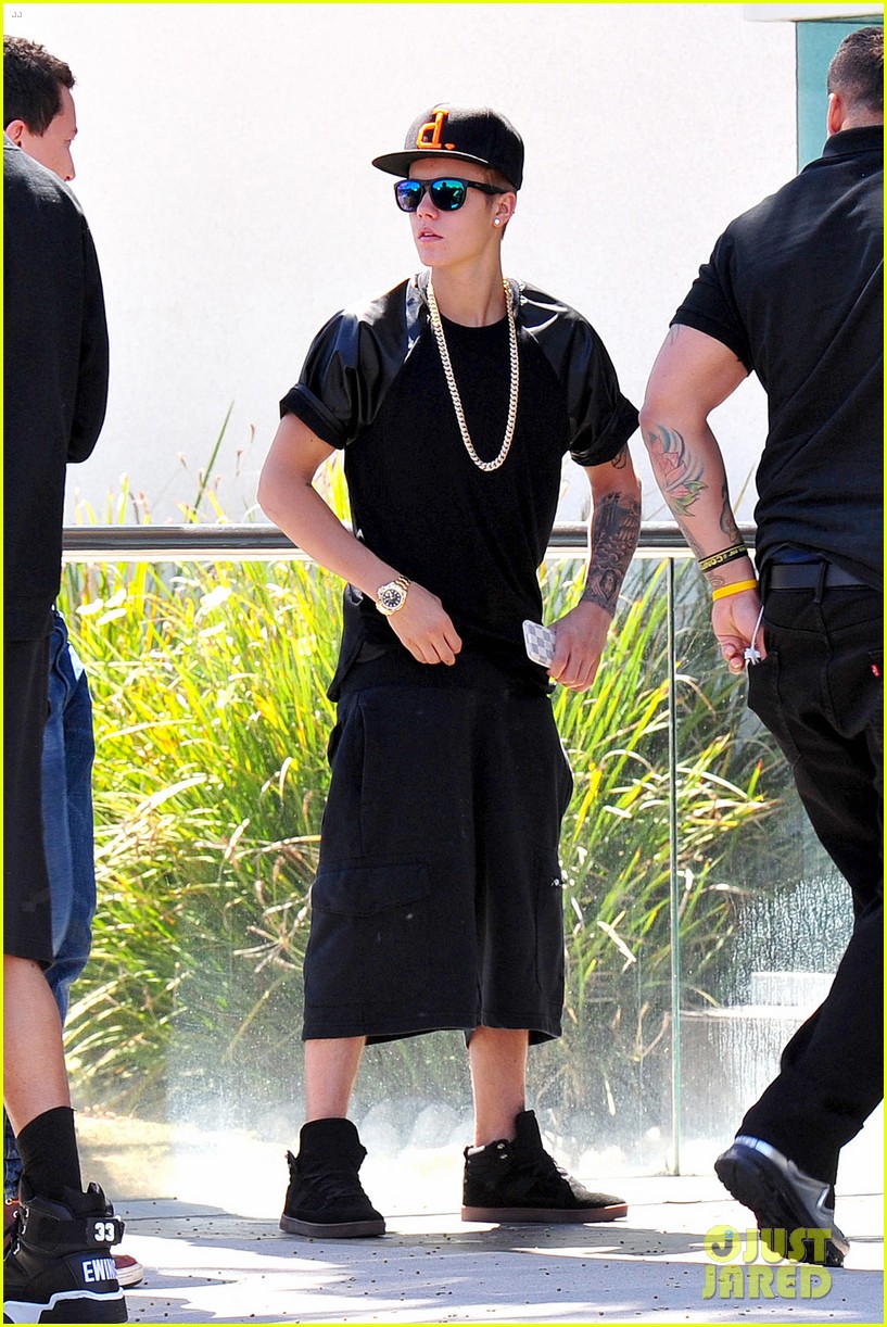 Justin Bieber Boards Private Jet to Return to 'Believe Tour': Photo ...