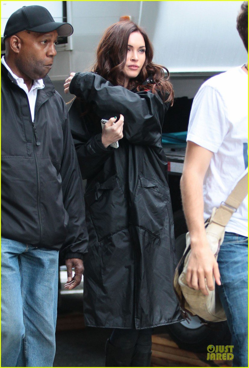 Megan Fox: Cell Phone Carrier on 'Ninja Turtles' Set!: Photo 2891602 ...