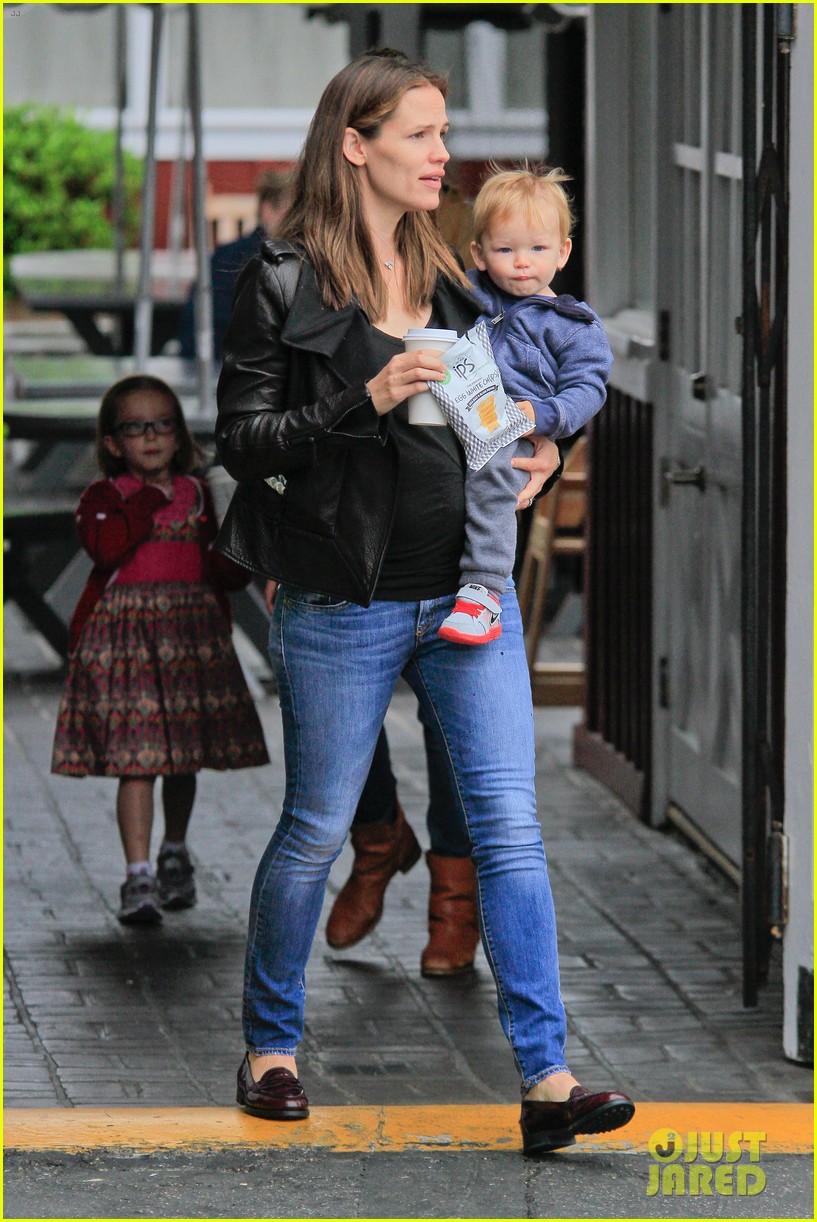 Jennifer Garner: Brentwood Country Mart Stop with Samuel: Photo 2886099 ...