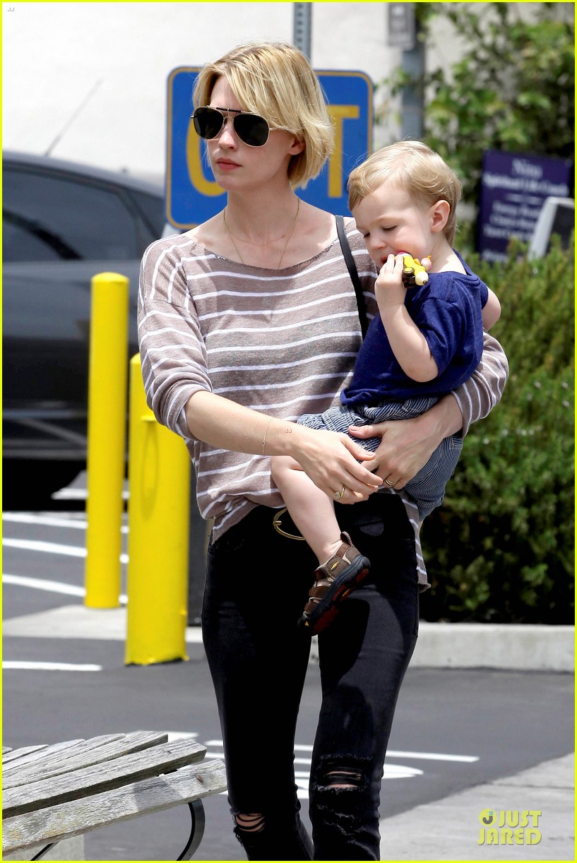 January Jones & Elisabeth Moss - Crystal & Lucy Awards 2013 Red Carpet ...