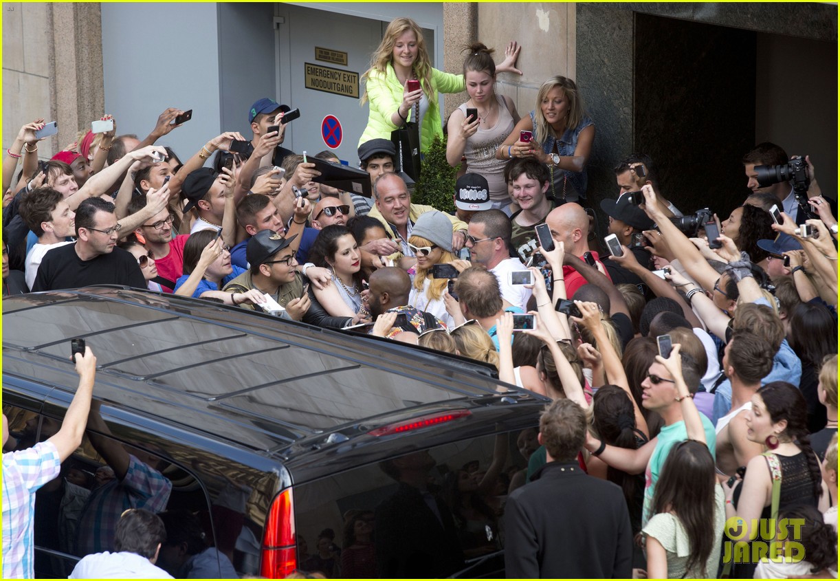 Rihanna: Swarmed By Fans at Antwerp Hotel: Photo 2885946 | Rihanna ...