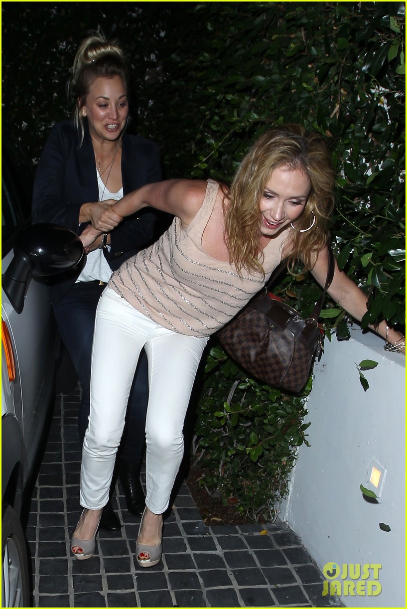 Kaley Cuoco Leaves Henry Cavill at Home for Girl's Night Out!: Photo ...