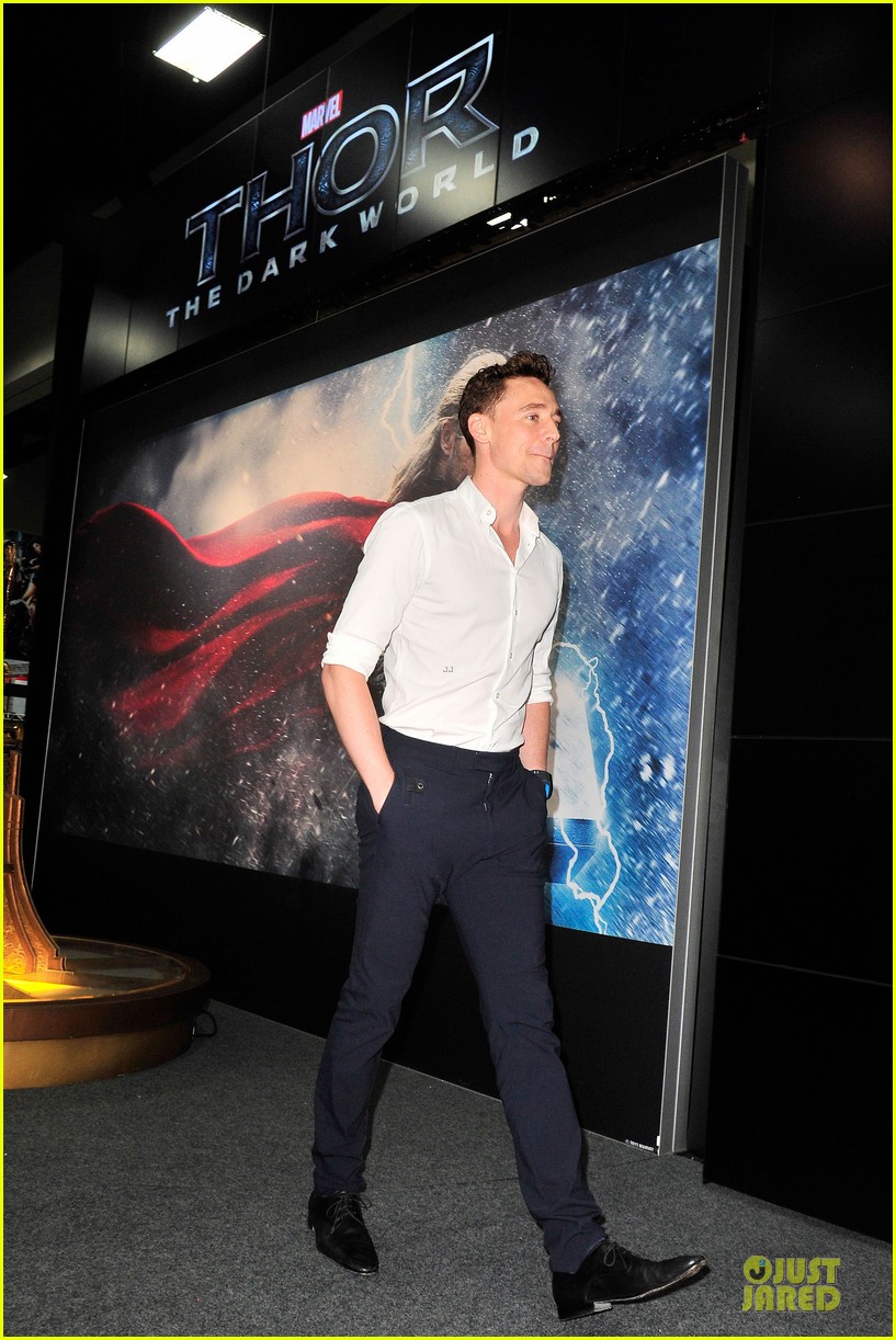 Tom Hiddleston: 'Thor' Autograph Signing at Comic-Con!: Photo 2914437 ...