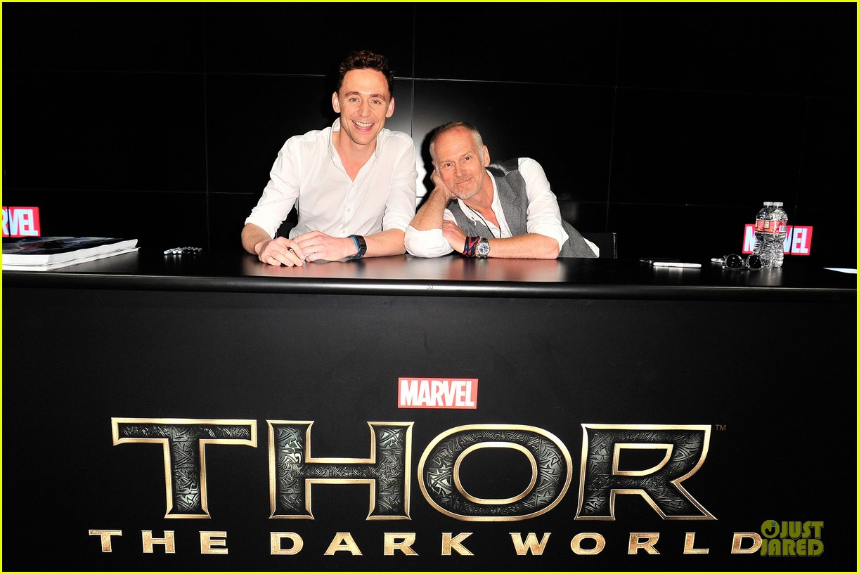 Tom Hiddleston: 'Thor' Autograph Signing at Comic-Con!: Photo 2914449 ...