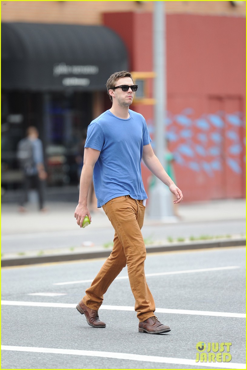 Nicholas Hoult Eats an Apple in the Big Apple: Photo 2908136 | Nicholas ...
