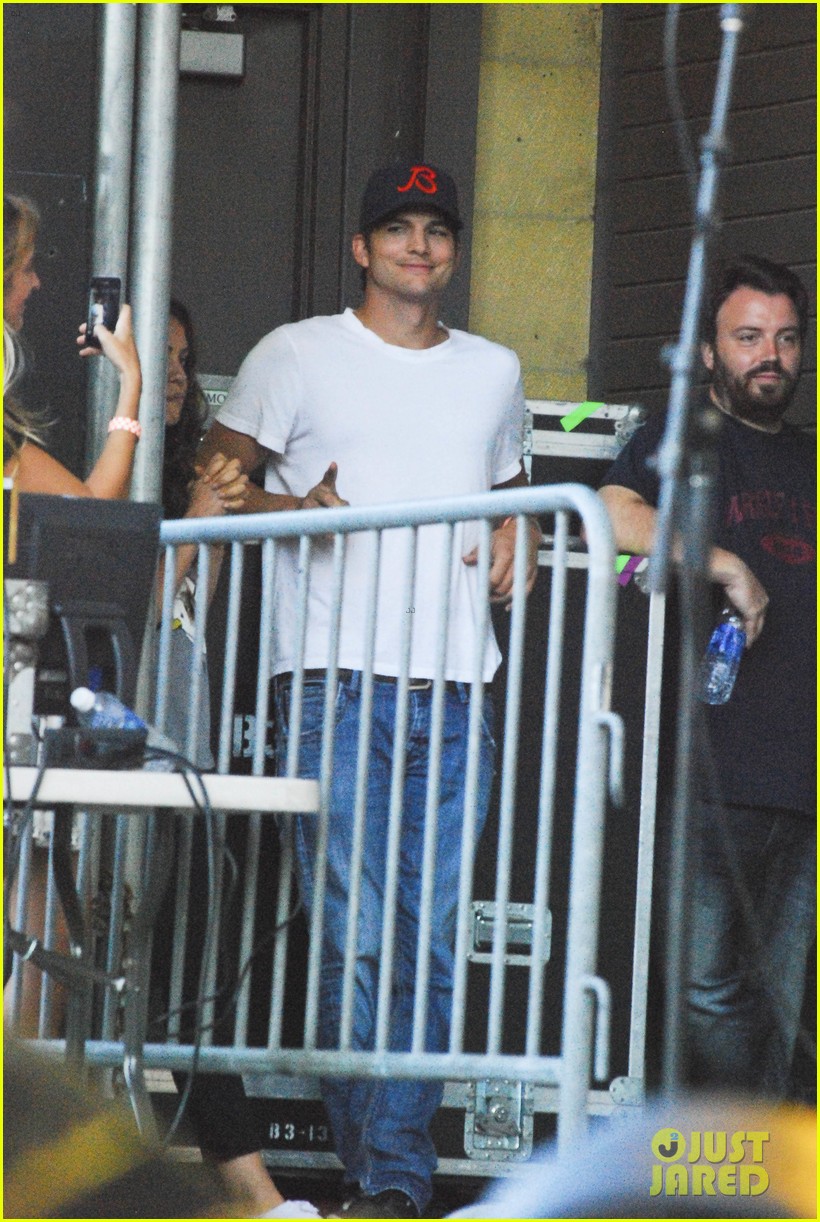 Mila Kunis & Ashton Kutcher: Taste of Chicago Concert Couple!: Photo ...