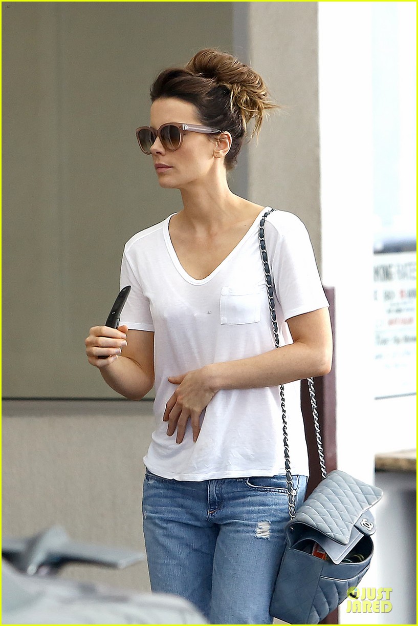 Kate Beckinsale Honors Father with Plaque Unveiling!: Photo 2927352 ...