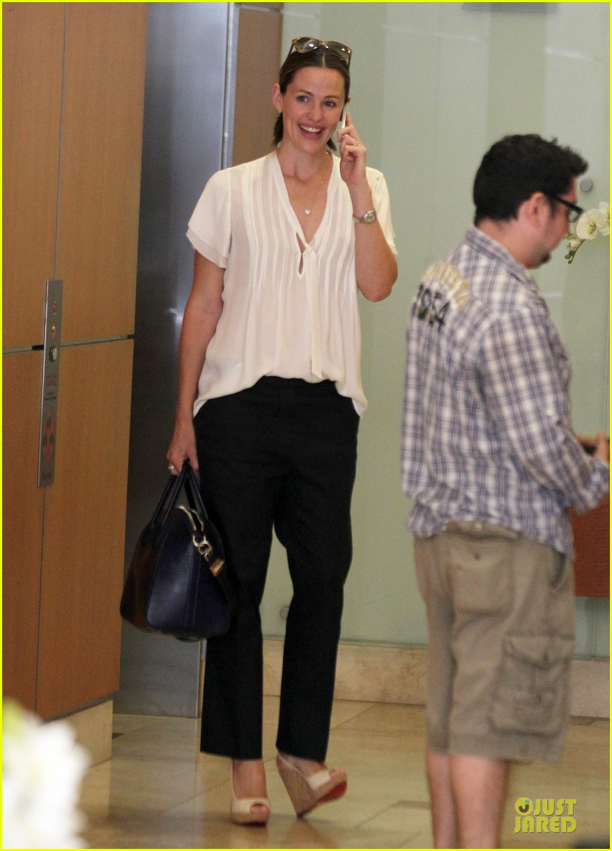 Jennifer Garner Shows Happiness During Phone Conversation!: Photo ...