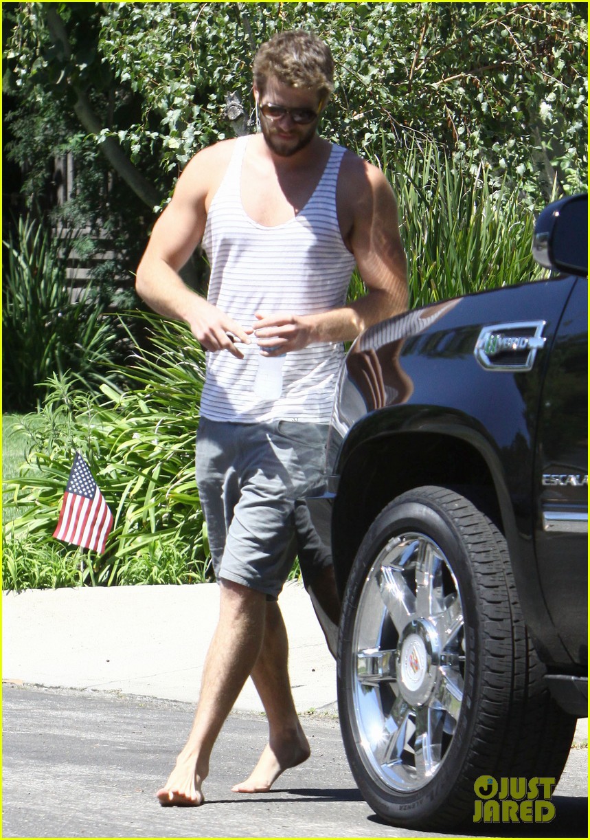 Liam Hemsworth Bares Buff Biceps in Tank Top & Goes Barefoot: Photo ...