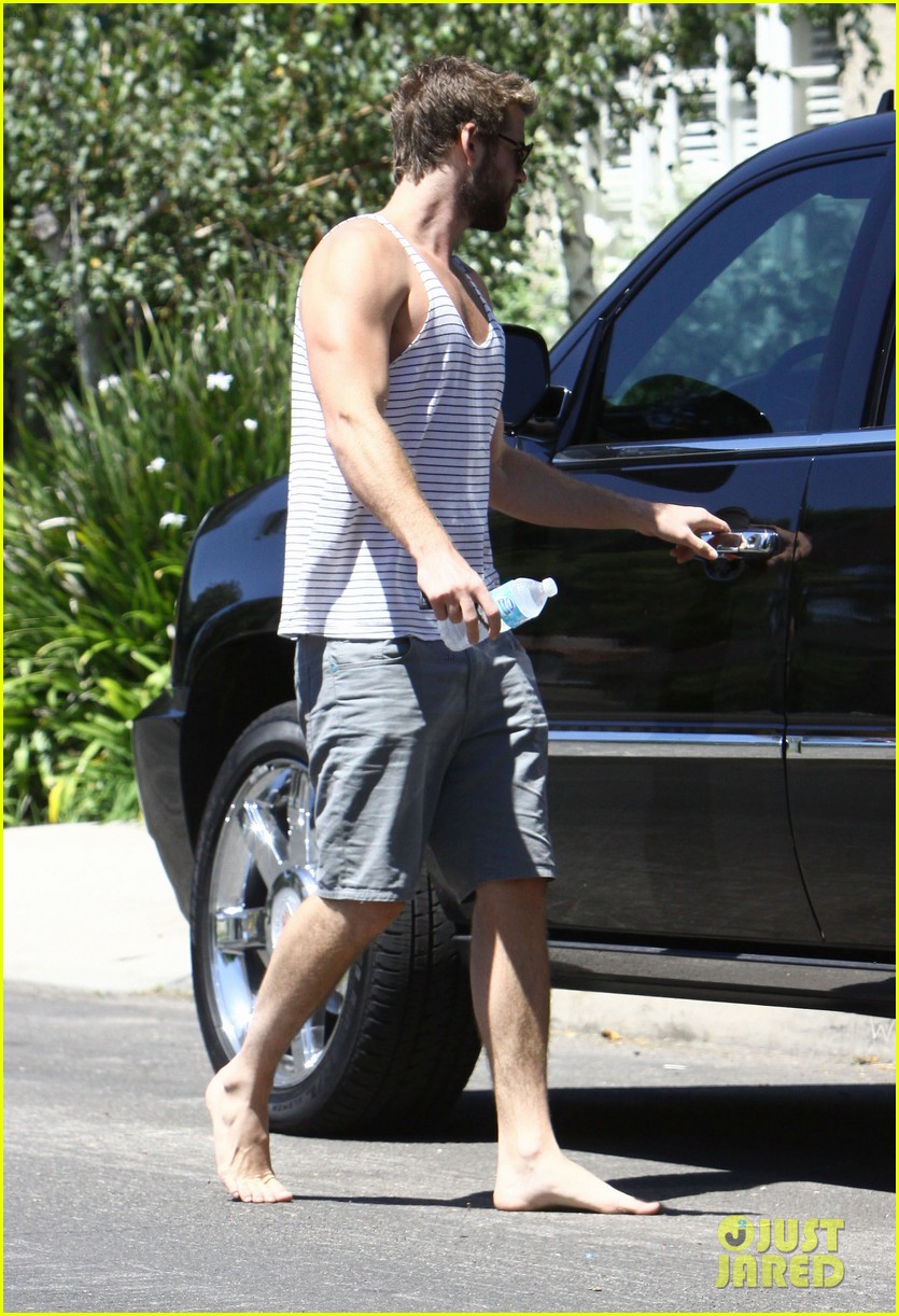 Liam Hemsworth Bares Buff Biceps in Tank Top & Goes Barefoot: Photo ...