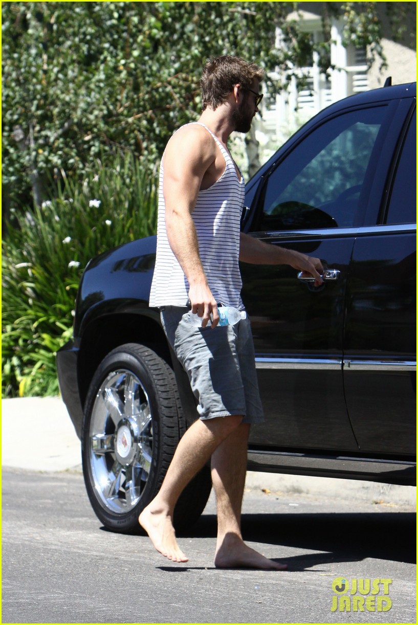 Liam Hemsworth Bares Buff Biceps in Tank Top & Goes Barefoot: Photo ...