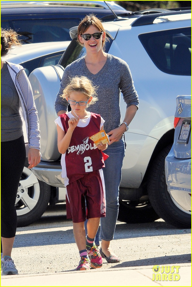 Ben Affleck Gets Hugs From Violet After Big Family Outing!: Photo ...