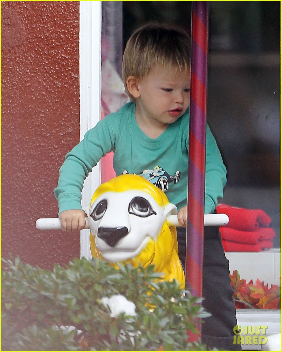 Ben Affleck: Lipstick on Cheek at 'Runner Runner' Premiere!: Photo ...