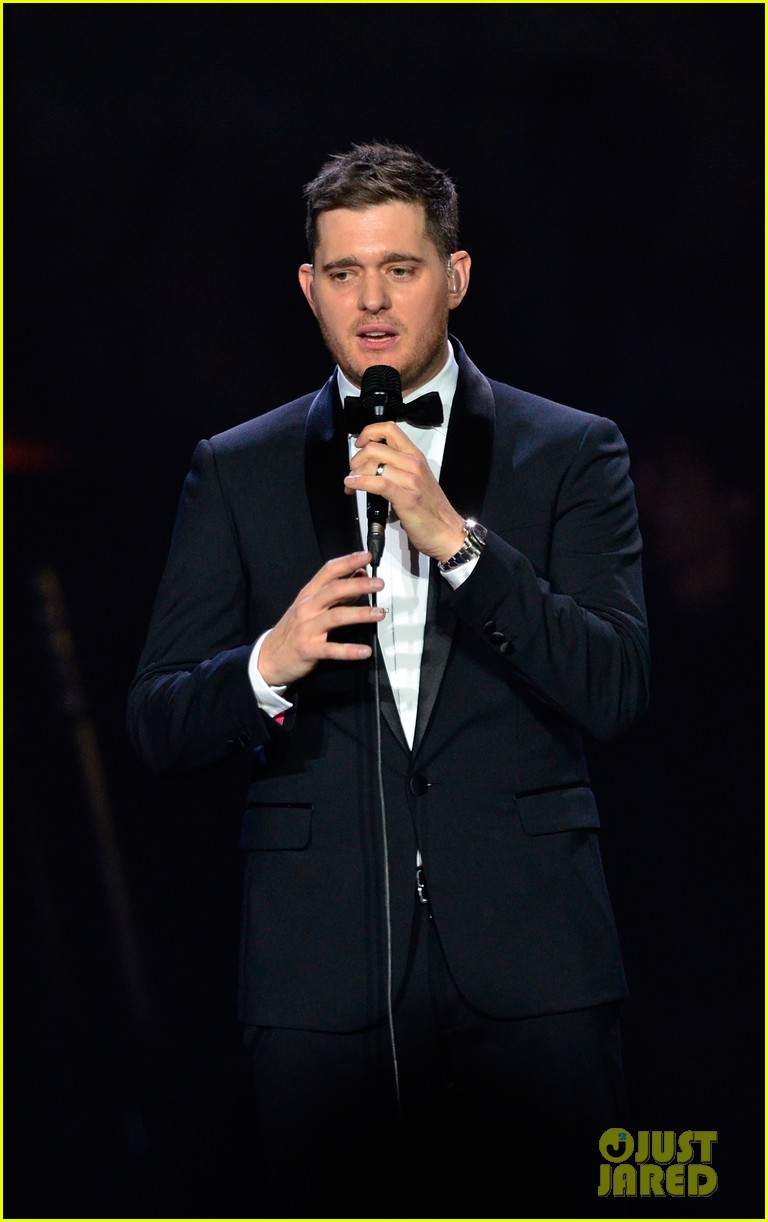 Michael Buble Ends Concert with Amazing Unplugged Moment: Photo 2963125 ...
