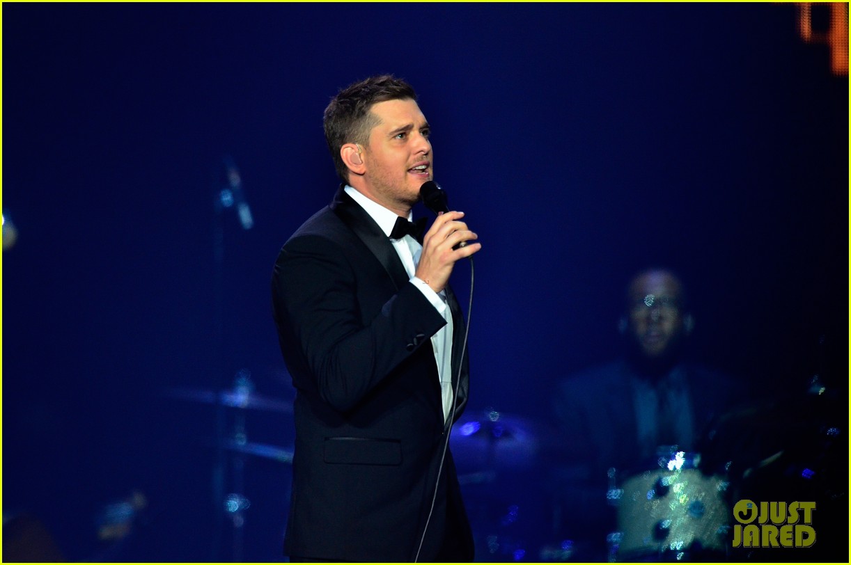 Michael Buble Ends Concert with Amazing Unplugged Moment: Photo 2963128 ...