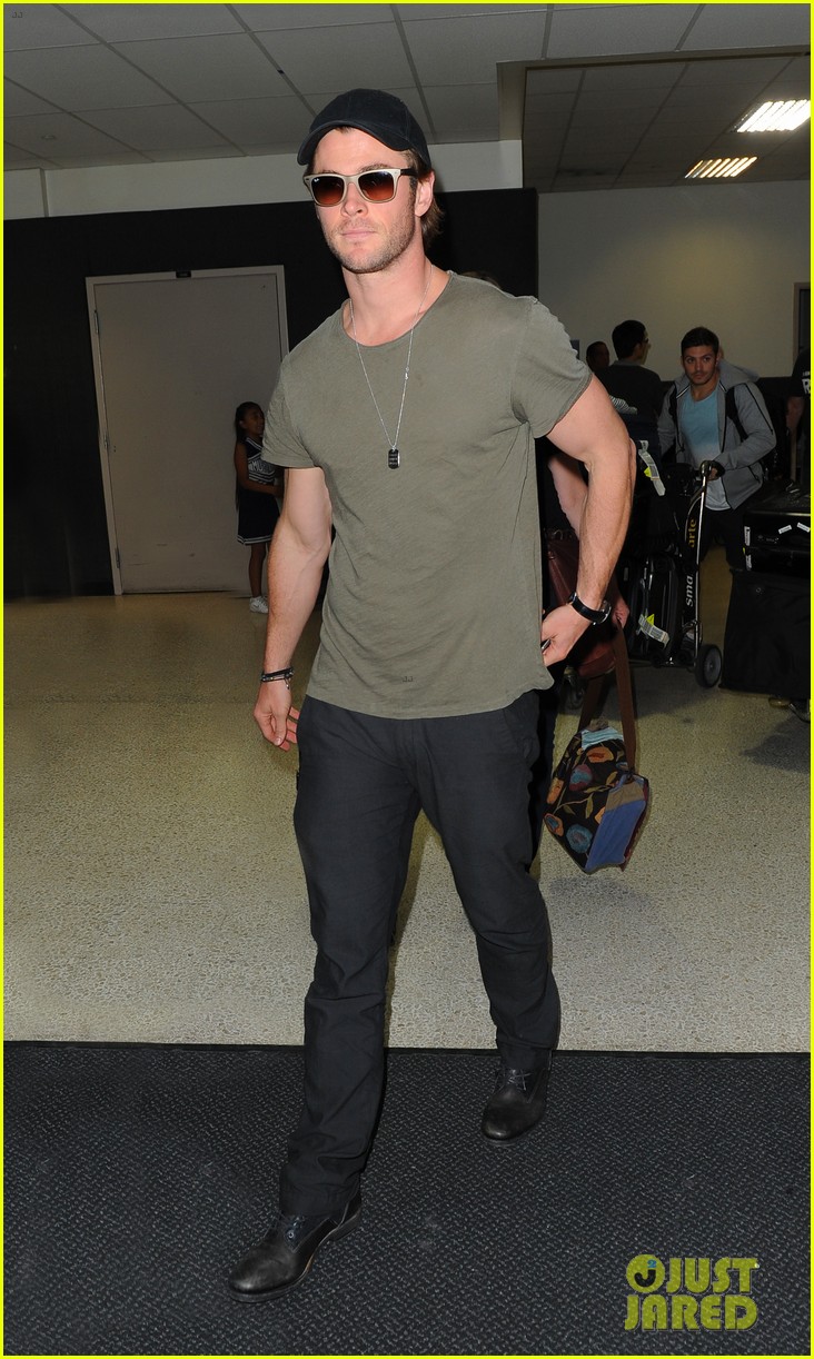 Chris Hemsworth Bares Buff Arms While Landing in Los Angeles: Photo ...