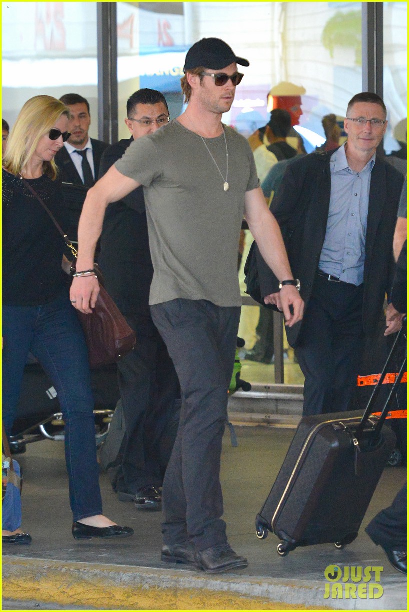Chris Hemsworth Bares Buff Arms While Landing in Los Angeles: Photo ...